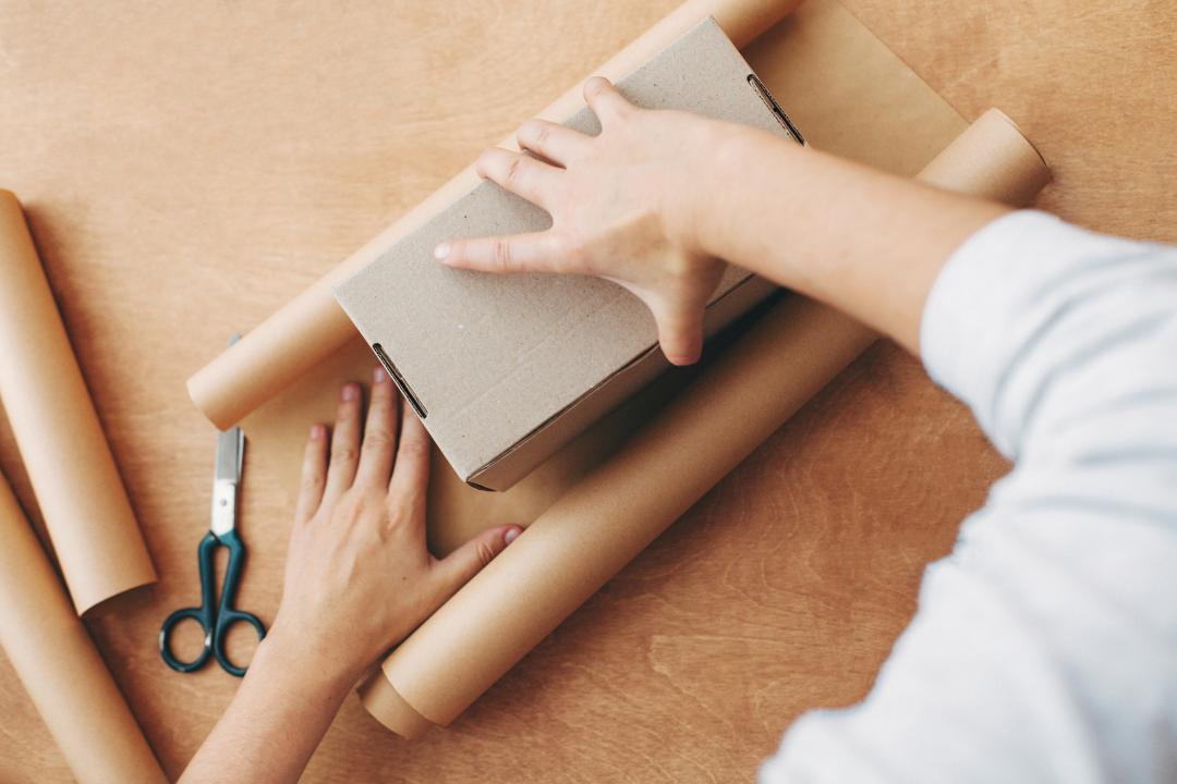 Tipps: Paket verpacken mit Packpapier | Model Group Deutschland