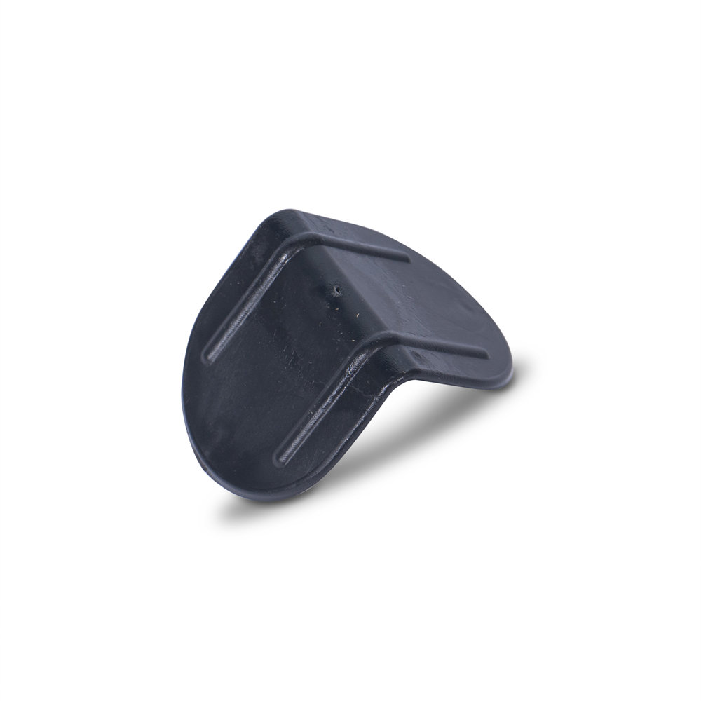 Edge protection corner with mandrel made of plastic for strapping band